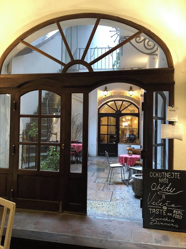 Roesel - beer & food (Praha, Malá Strana) • Firmy.cz
