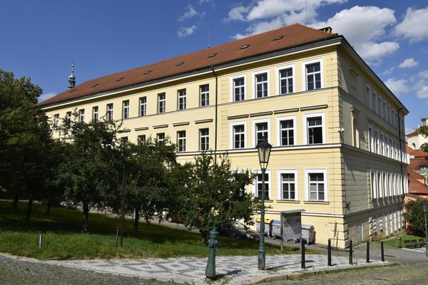 Střední průmyslová škola grafická, Praha 1, Hellichova 22 (Praha, Malá ...